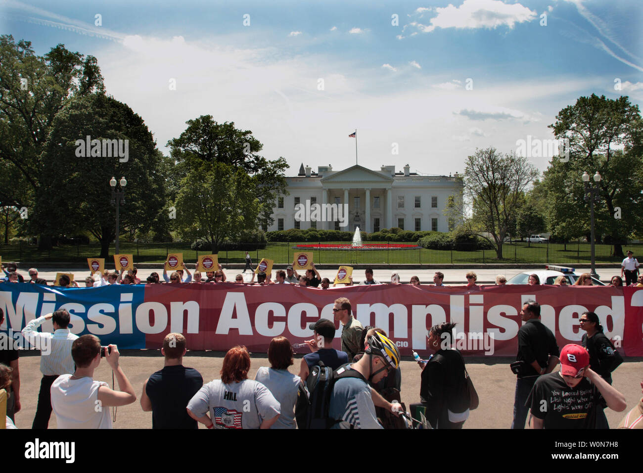 "Americans United for Change" holds a protest rally in front of White ...