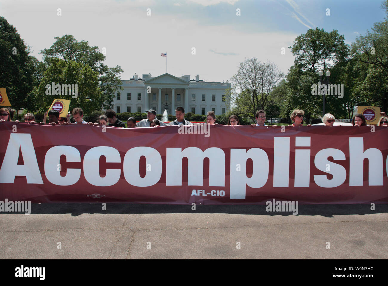 "Americans United for Change" holds a protest rally in front of White ...