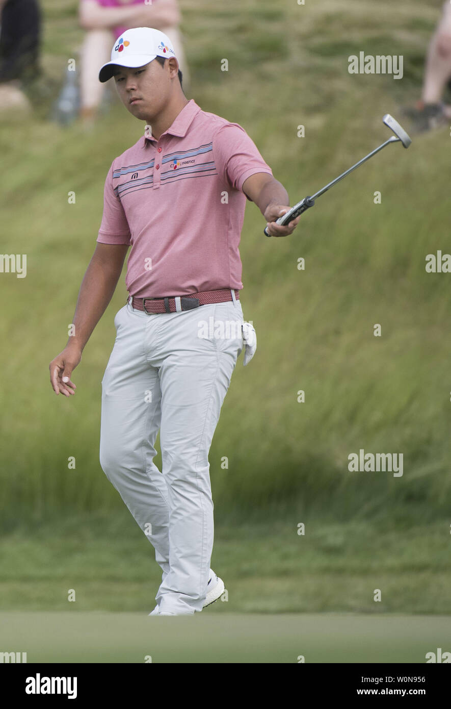Si Woo Kim celebrates after putting for birdie on the 17th green during ...