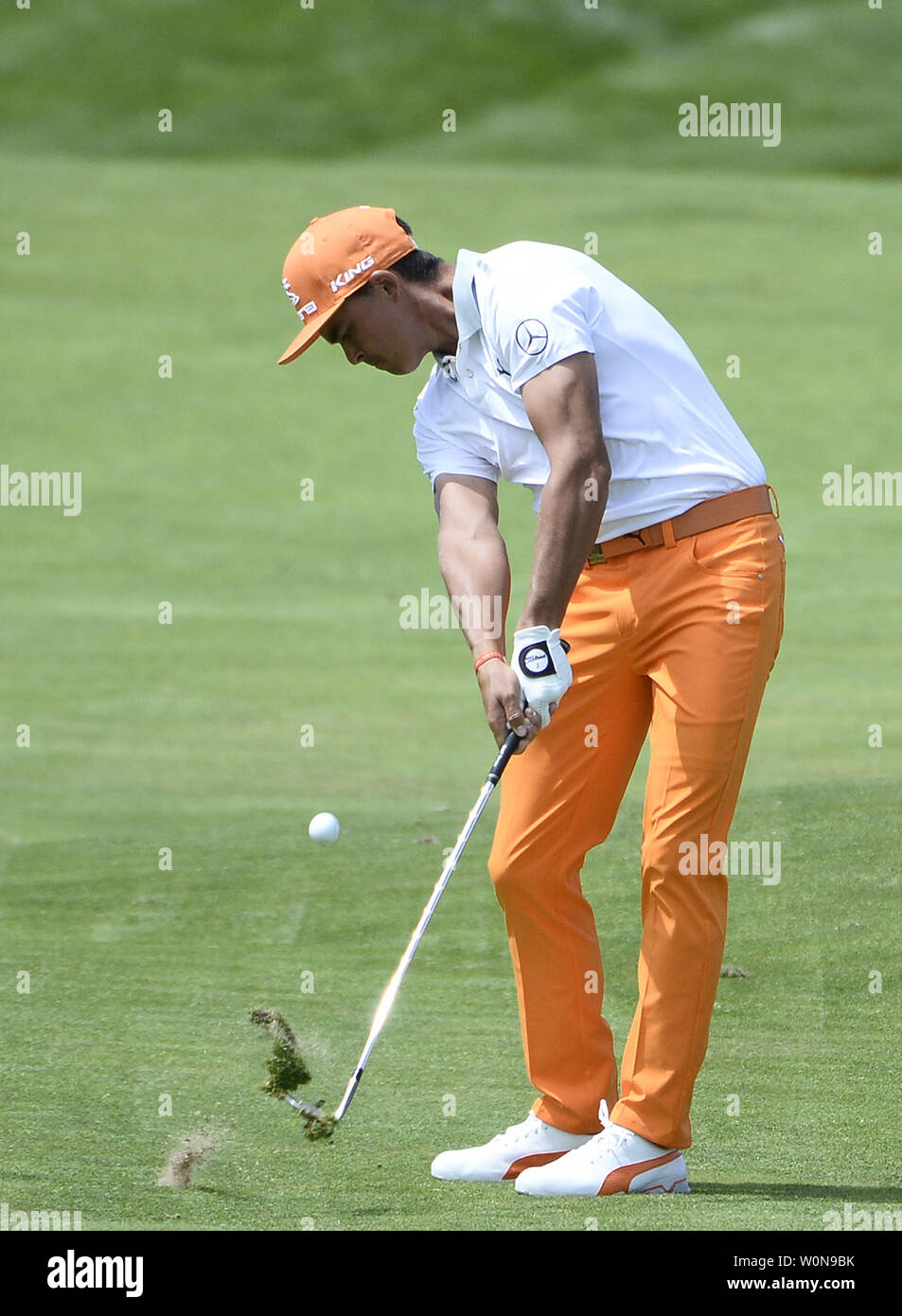 Rickie Fowler chips from the first fairway during the final round of ...