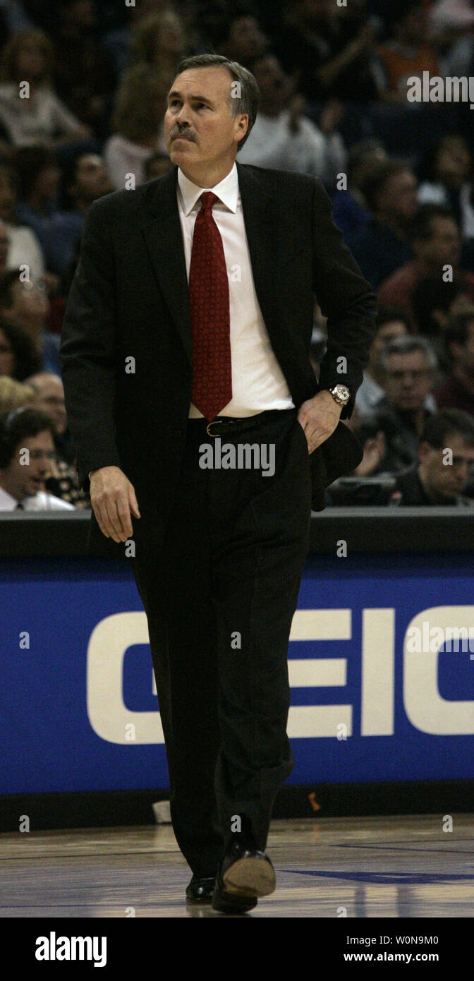 Phoenix suns coach mike dantoni hi-res stock photography and images - Alamy