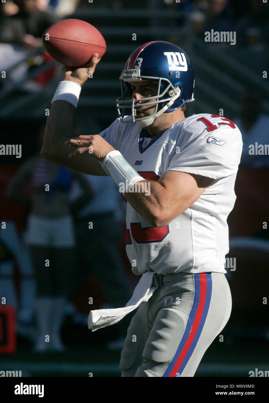 New York Giants QB Kurt Warner throws a short pass against the Arizona ...