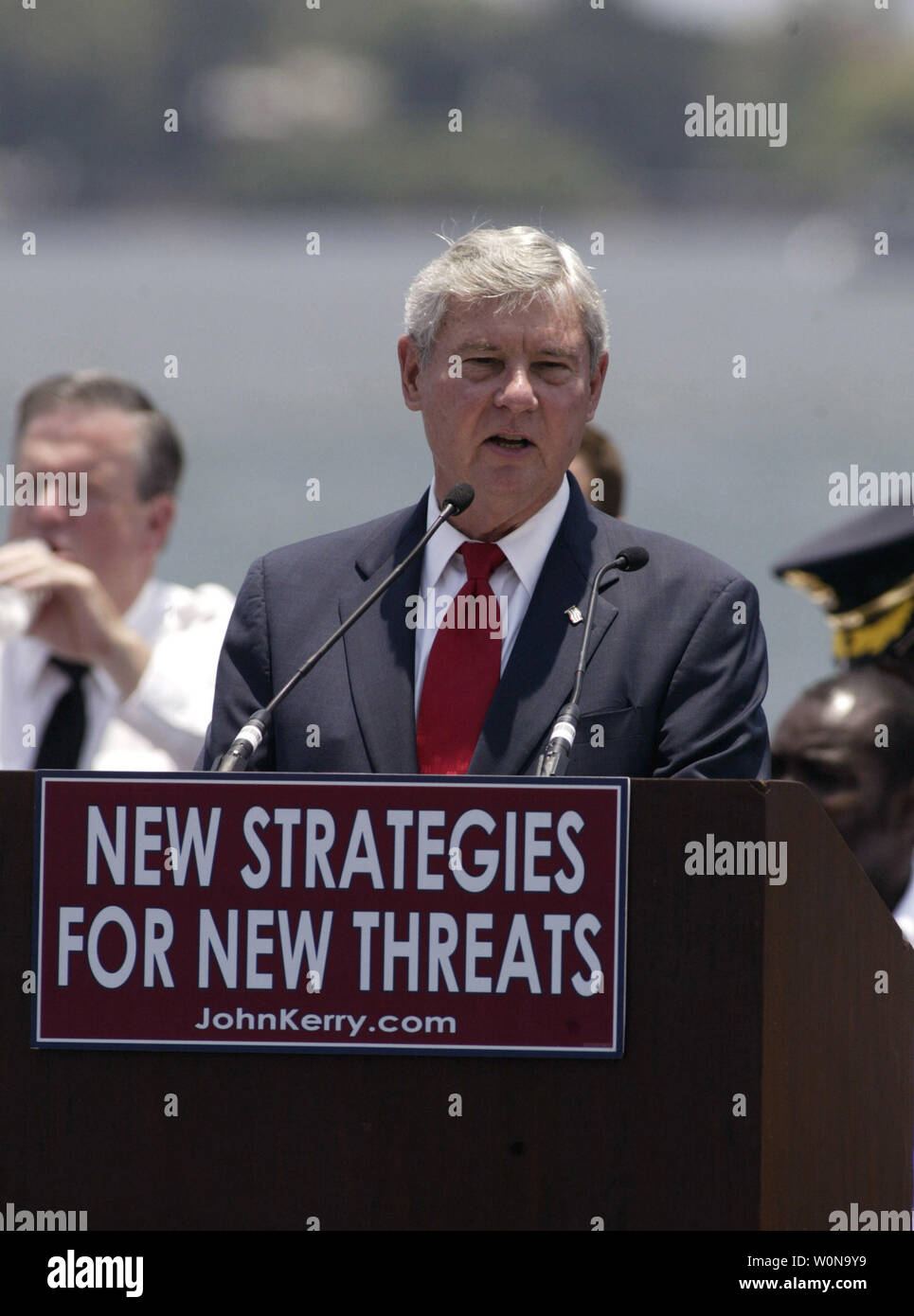 Florida State Senator Bob Graham speaks prior to Democratic ...