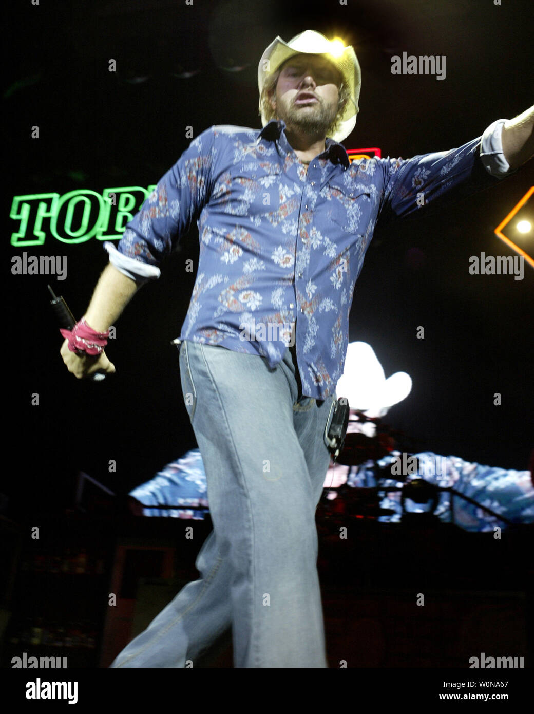 Toby keith 2004 hi-res stock photography and images - Alamy
