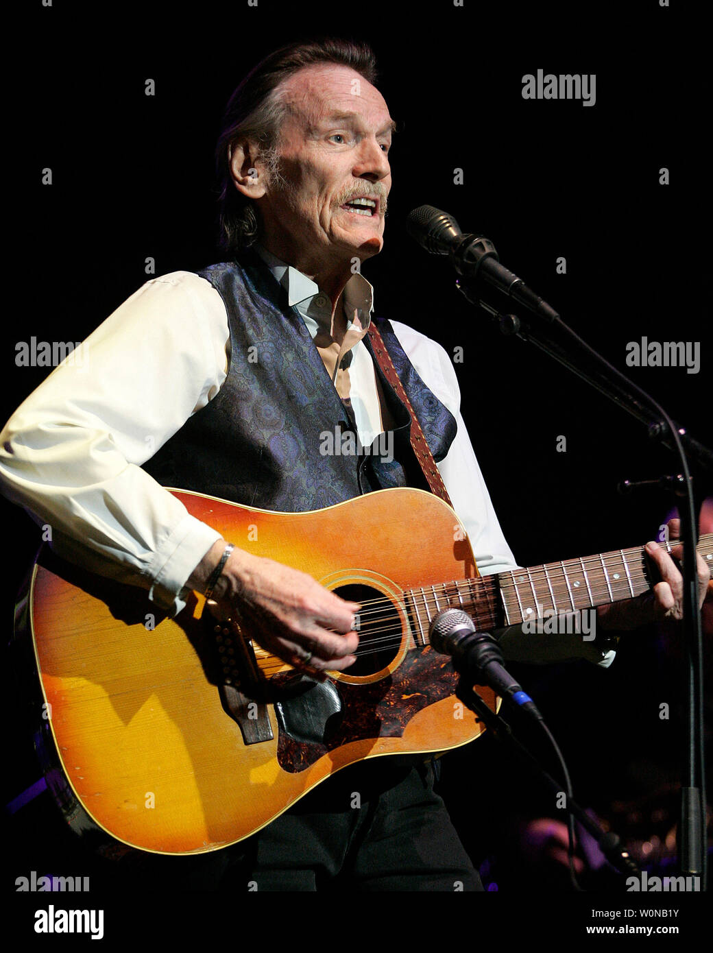 Gordon lightfoot concert hi-res stock photography and images - Alamy