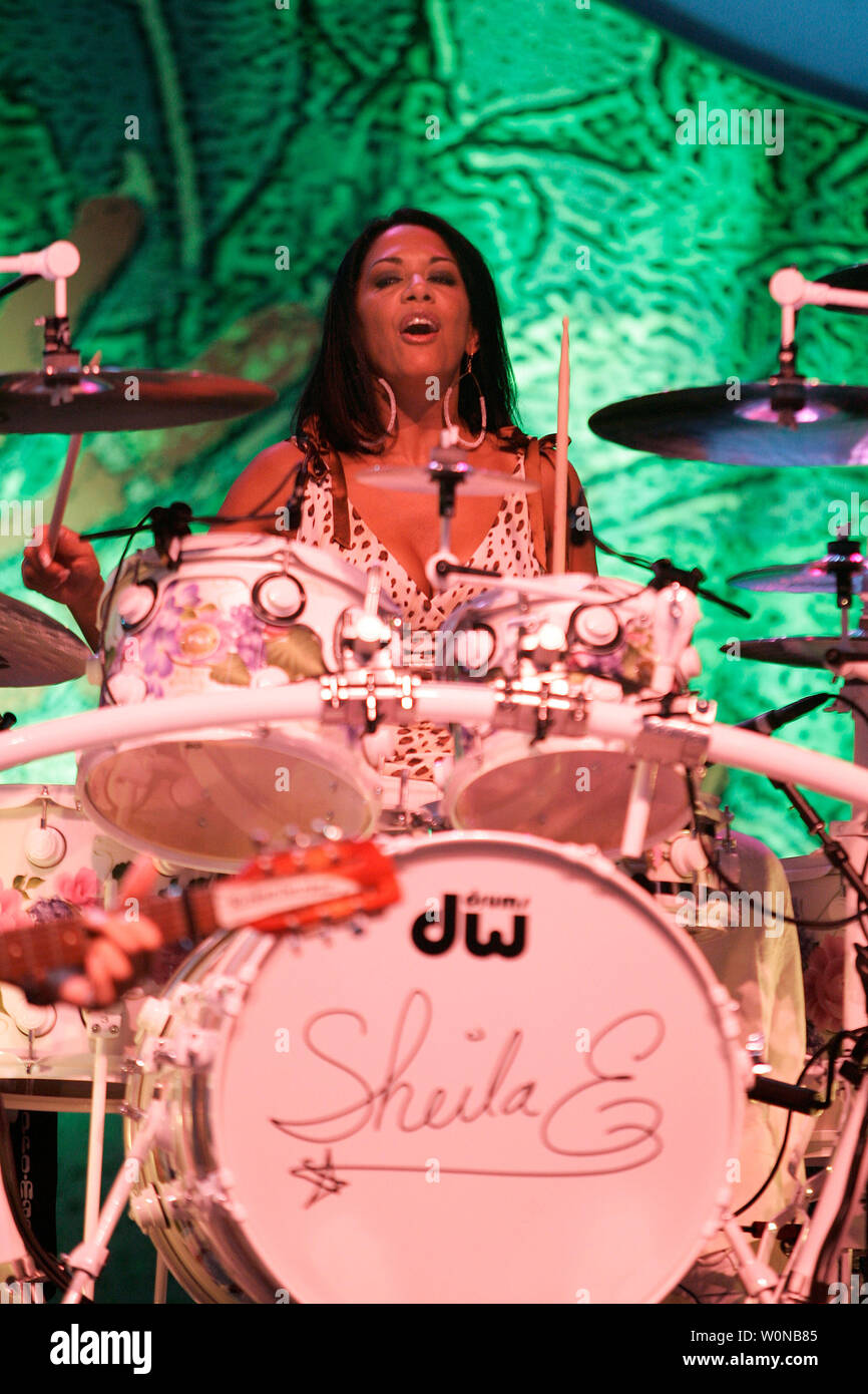 Ringo starr's all star band hi-res stock photography and images - Alamy