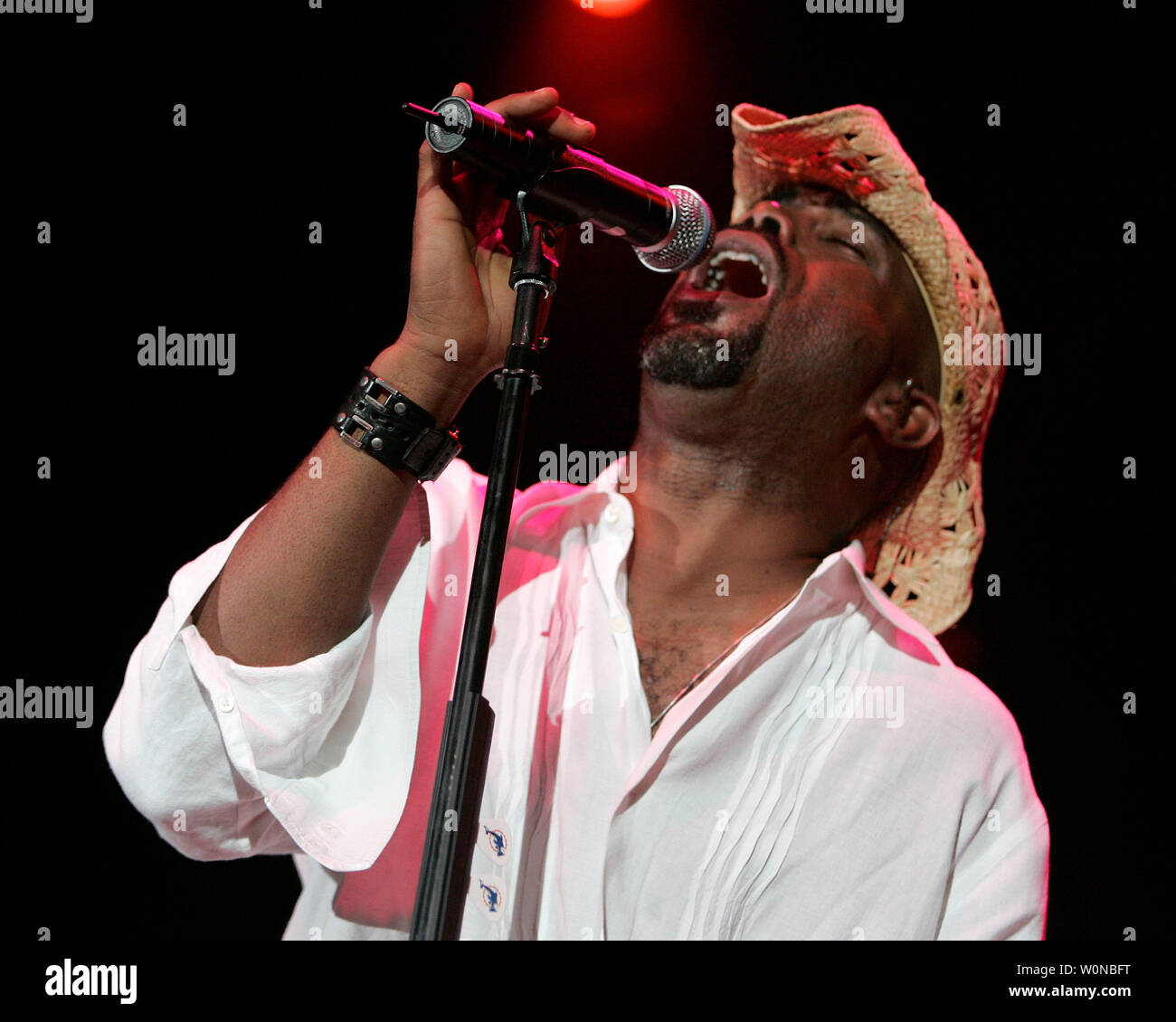 Darius Rucker with Hootie and the Blowfish performs in concert at the ...