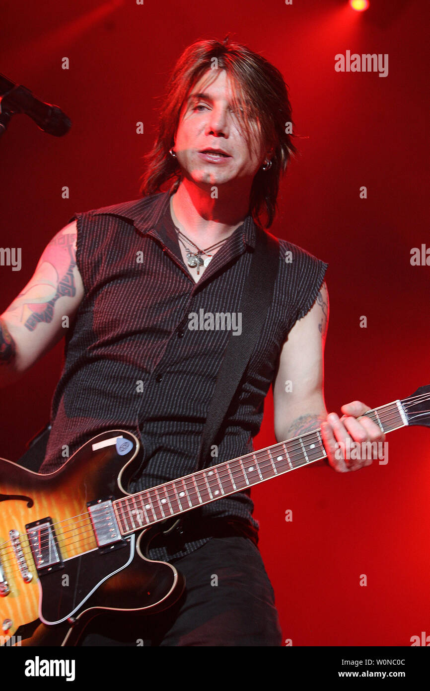 Jonny Rzeznik with The Goo Goo Dolls performs in concert at the Sound ...