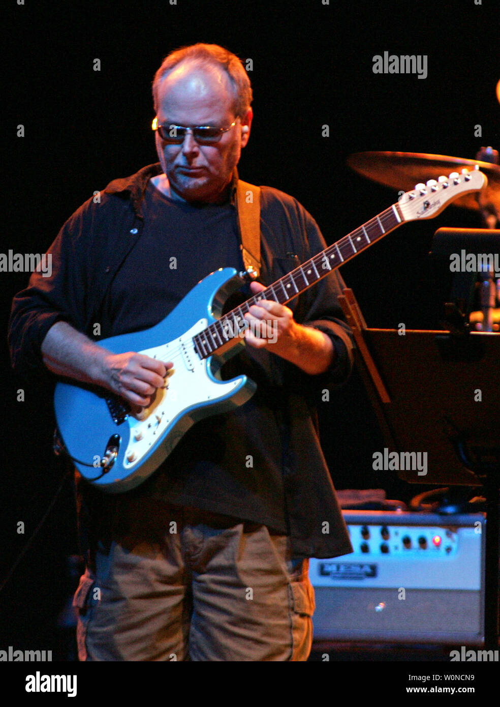 Walter Becker with Steely Dan performs in concert at the Mizner Park ...