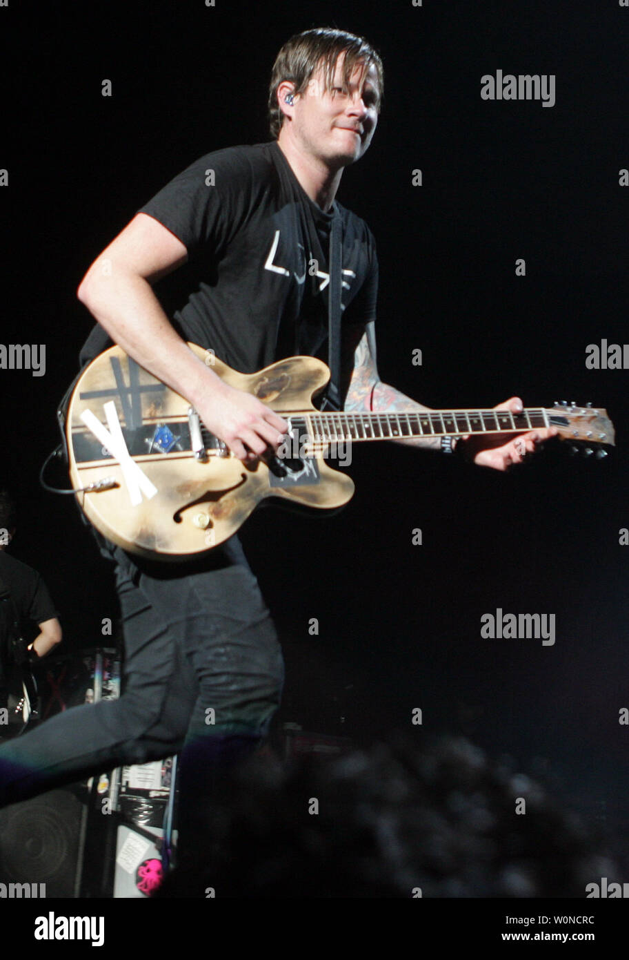 Tom delonge of blink 182 hi-res stock photography and images - Alamy
