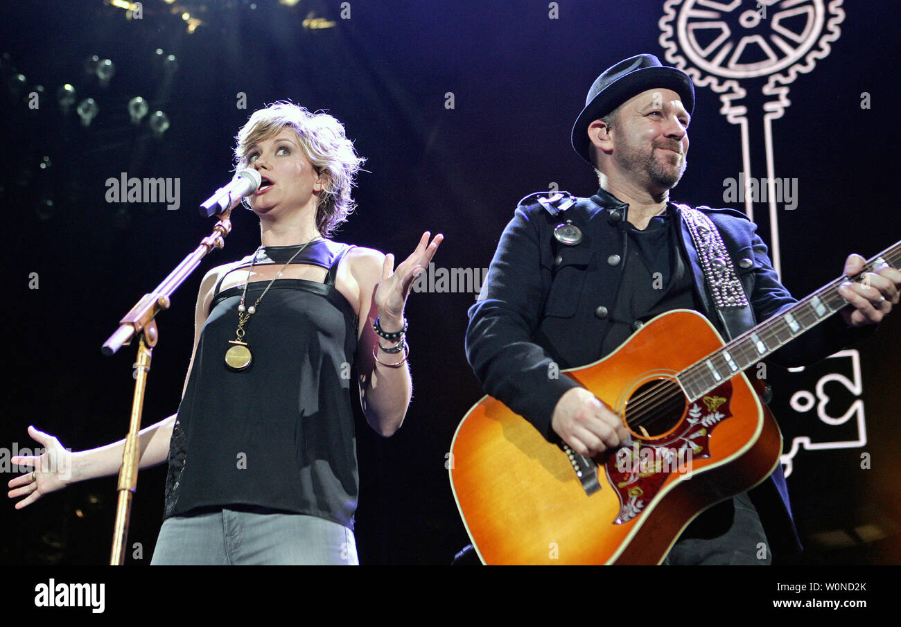 Jennifer Nettles (L) and Kristian Bush with Sugarland perform at the ...