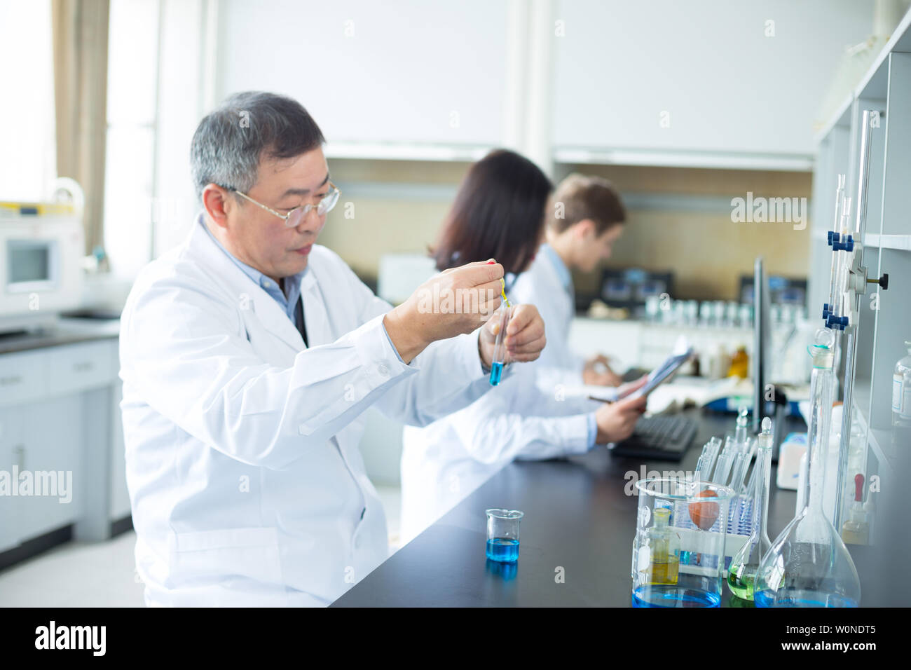 people doing chemical experiment in modern lab Stock Photo - Alamy