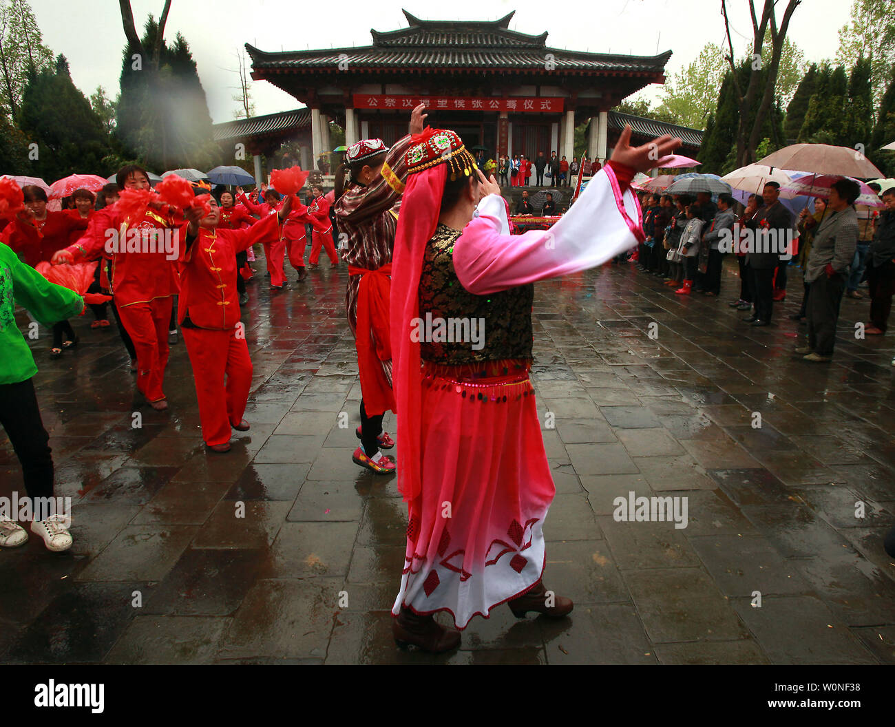 Chinese perform a traditional Qing Ming (Grave Sweeping) ceremony ...