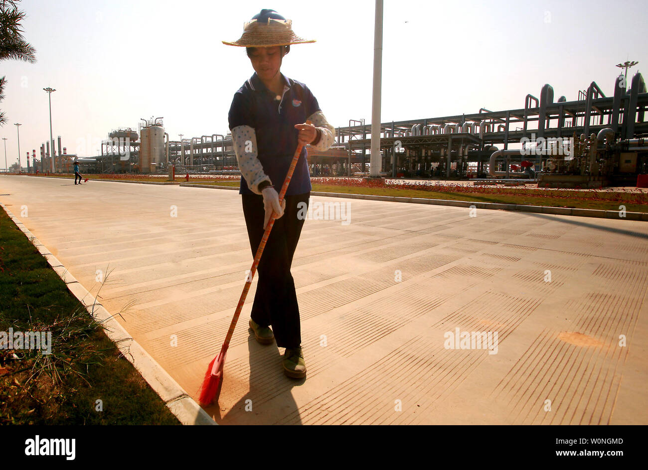 Shell manufacturing plant hi-res stock photography and images - Alamy