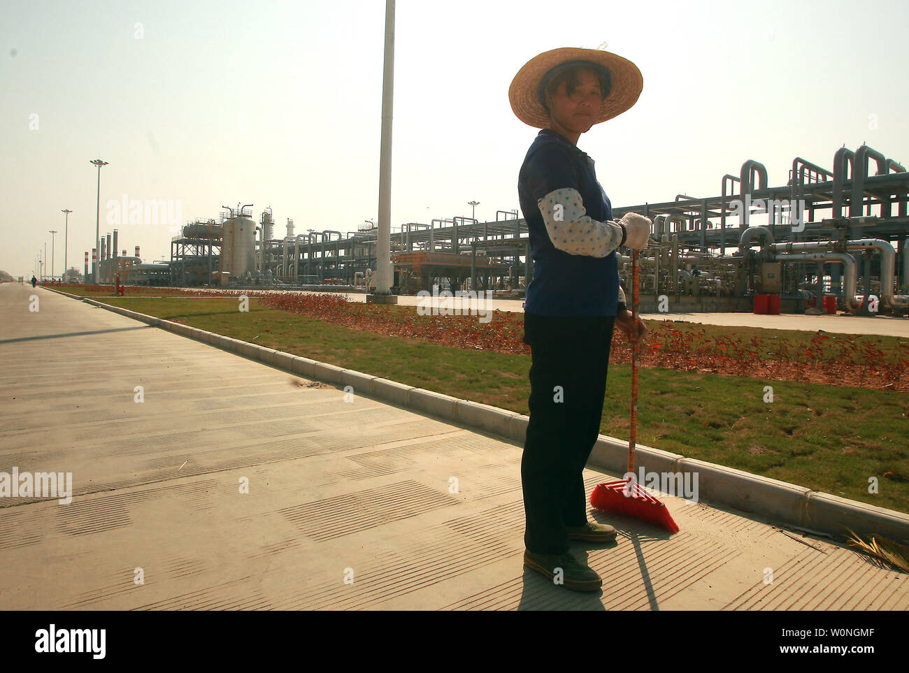 Shell manufacturing plant hi-res stock photography and images - Alamy