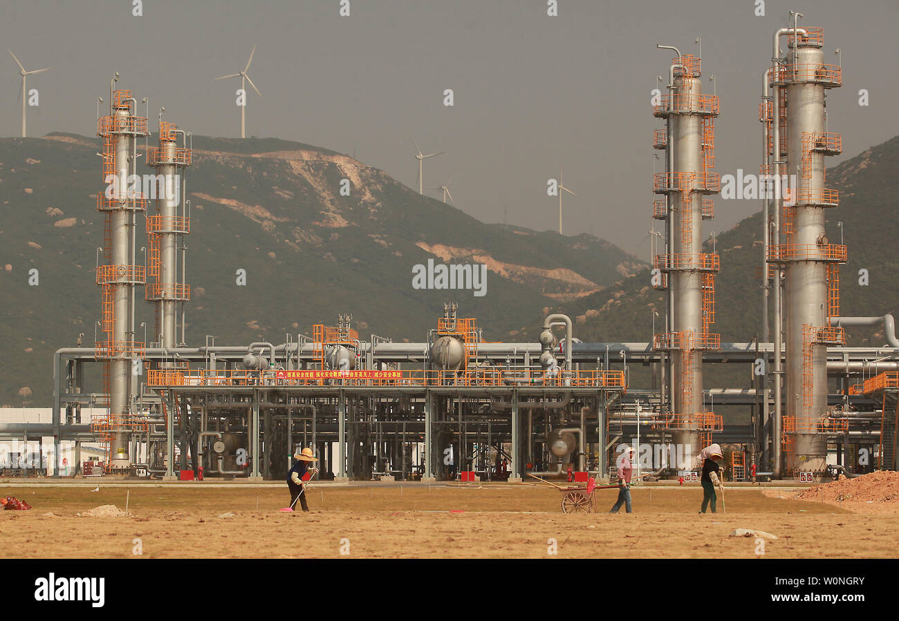 Shell manufacturing plant hi-res stock photography and images - Alamy