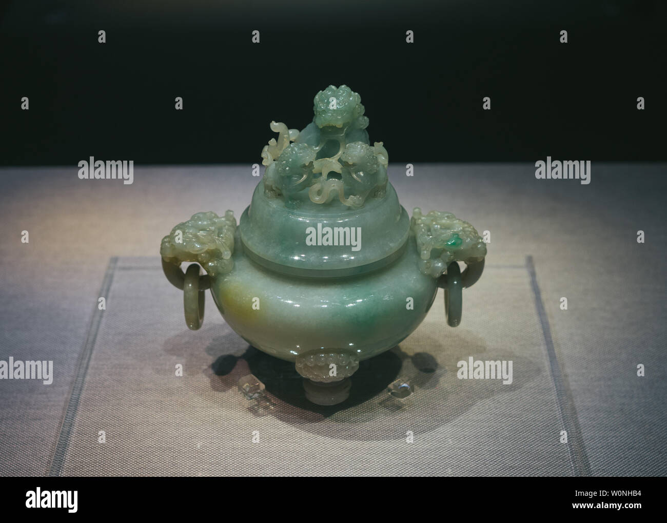 Legged pot hi-res stock photography and images - Alamy