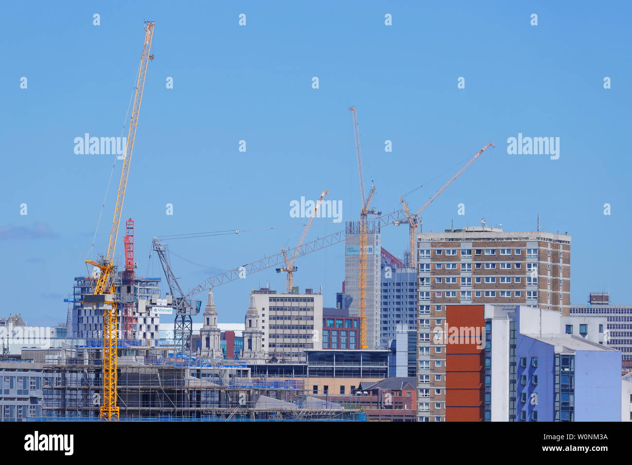 Leeds city skyline under construction hi-res stock photography and ...