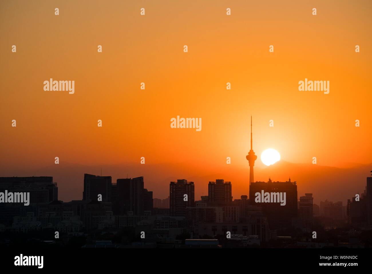 Telephoto photo city with sun silhouette design architecture skyline hi ...