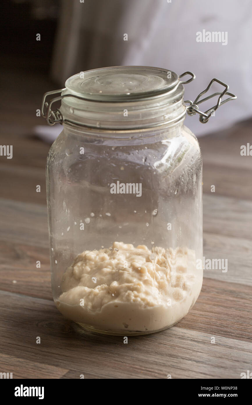 Make natural yeast Step 5 fermentation liquid mixed flour in the ...