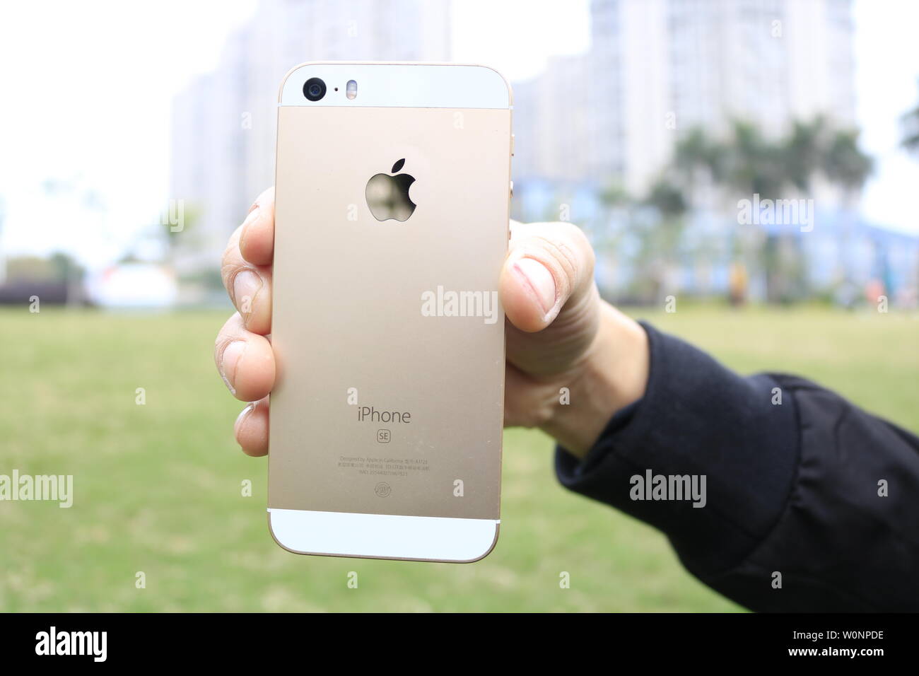 Handheld apple hi-res stock photography and images - Alamy