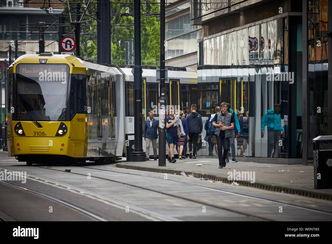 Manchester city centre, Metrolink trams crossing the city along Mosley ...