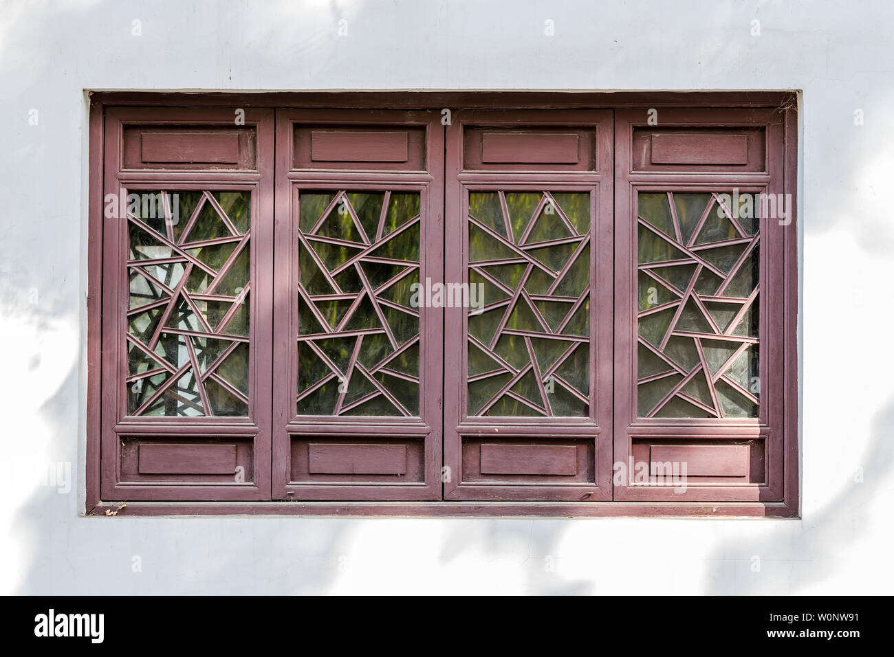Chinese doors and windows Stock Photo - Alamy