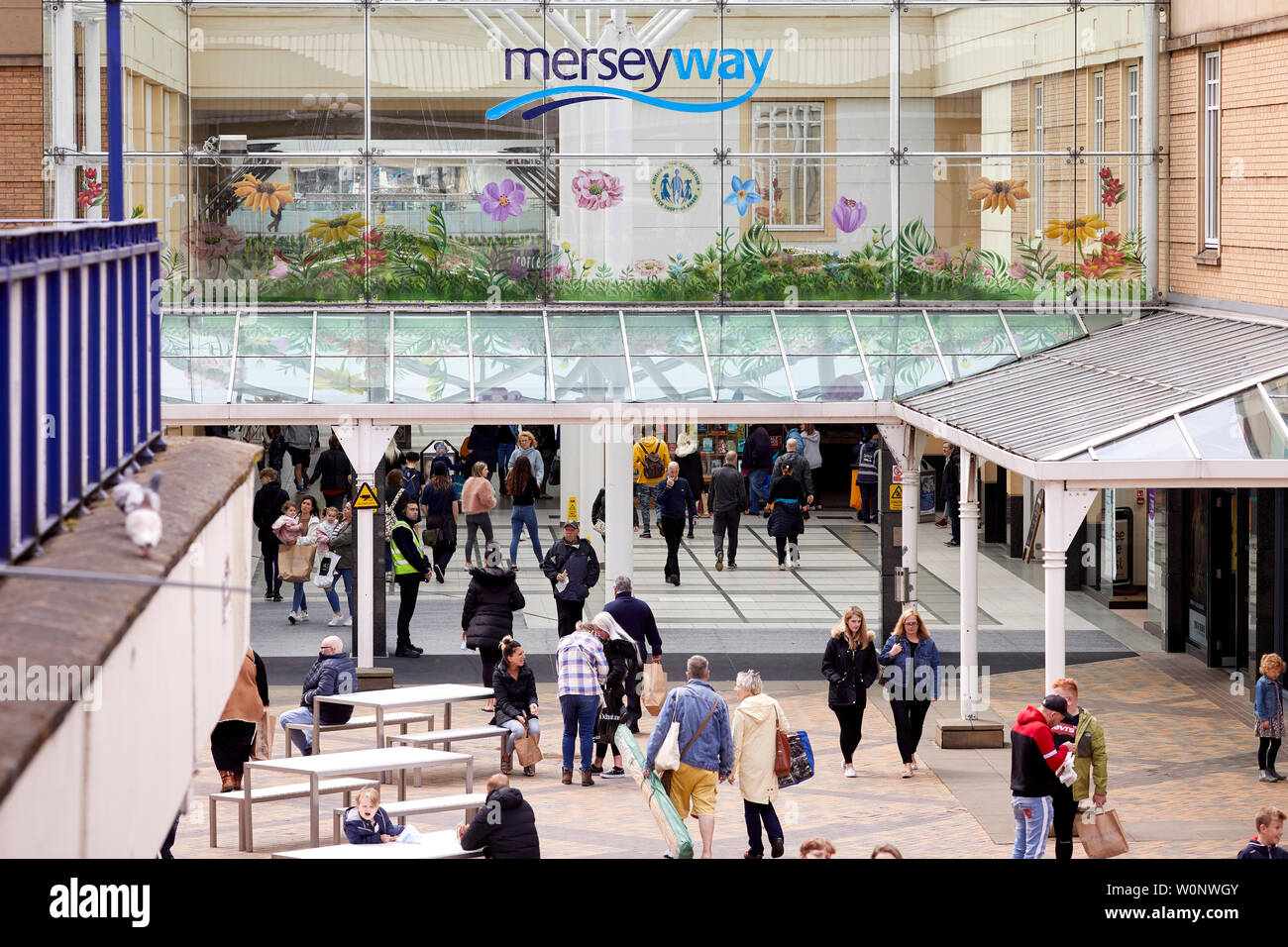Stockport merseyway shopping precinct town hi-res stock photography and ...