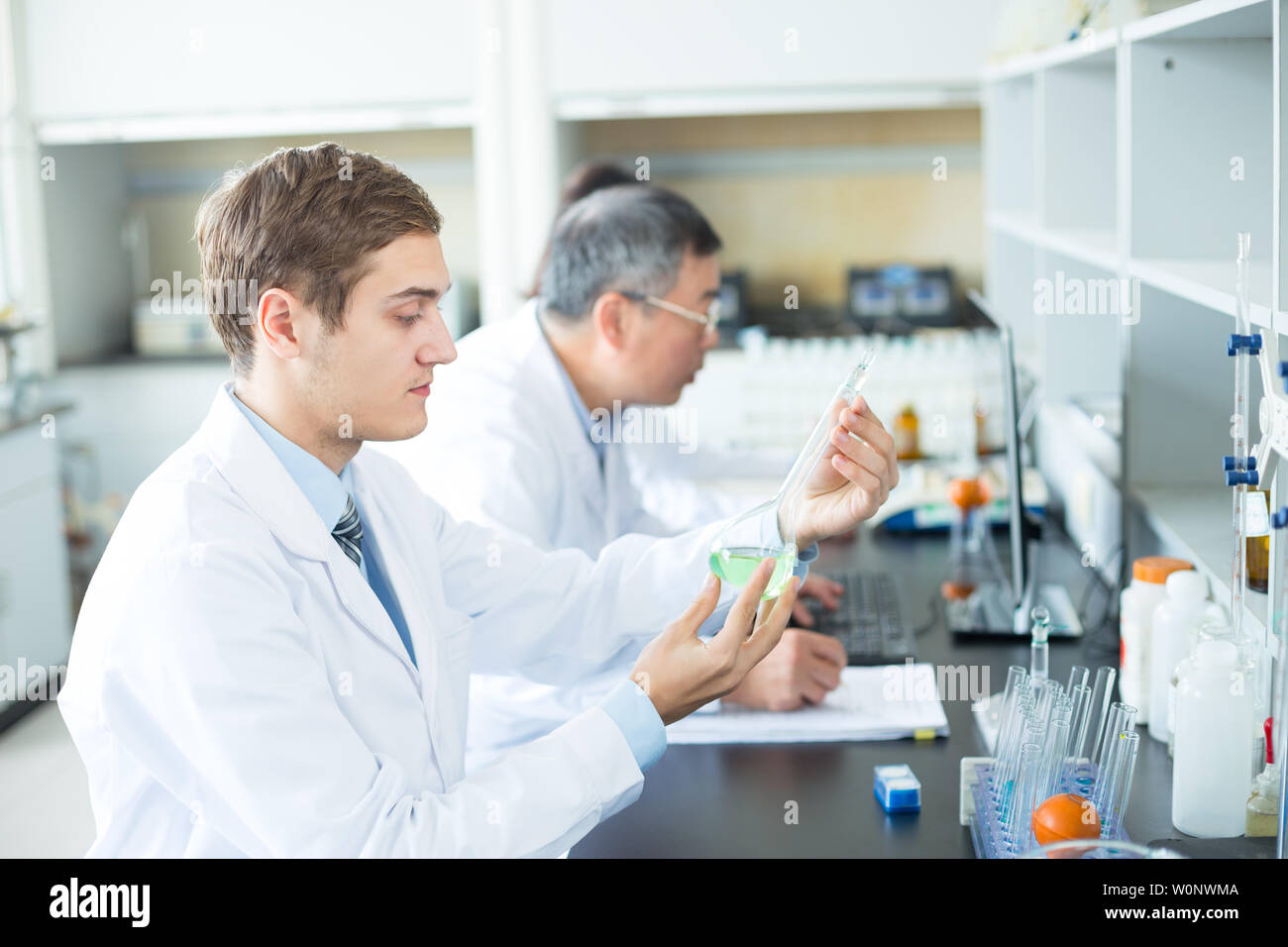 people doing chemical experiment in modern lab Stock Photo - Alamy