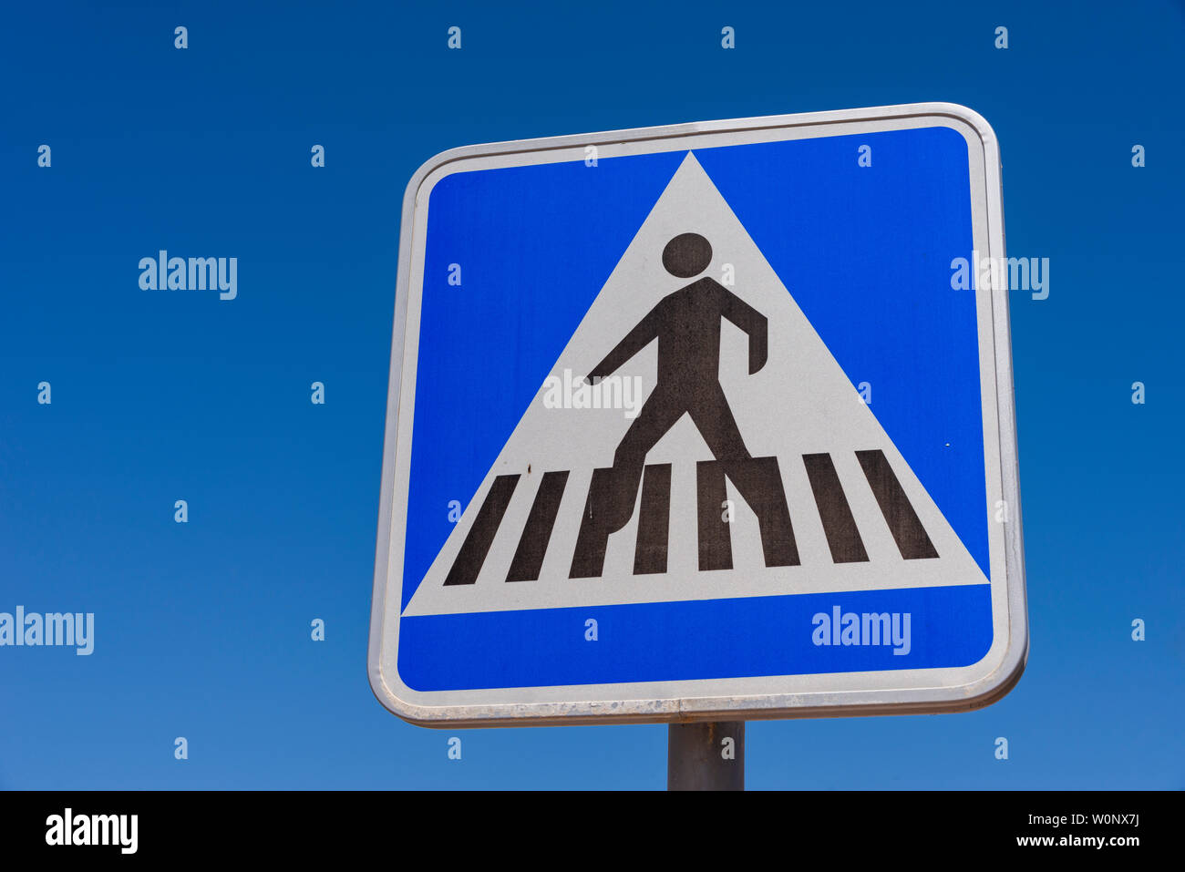 Situación de un paso para peatones. Spanish pedestrian crossing, zebra ...