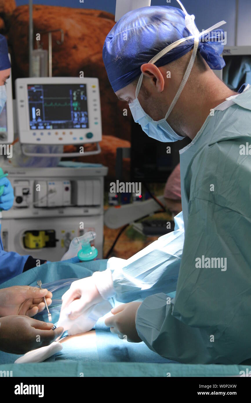 doctors and nurses preforming surgery Stock Photo - Alamy