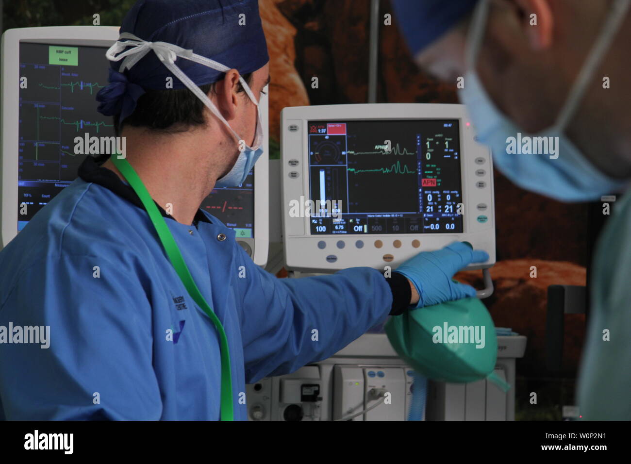 doctors and nurses preforming surgery Stock Photo - Alamy