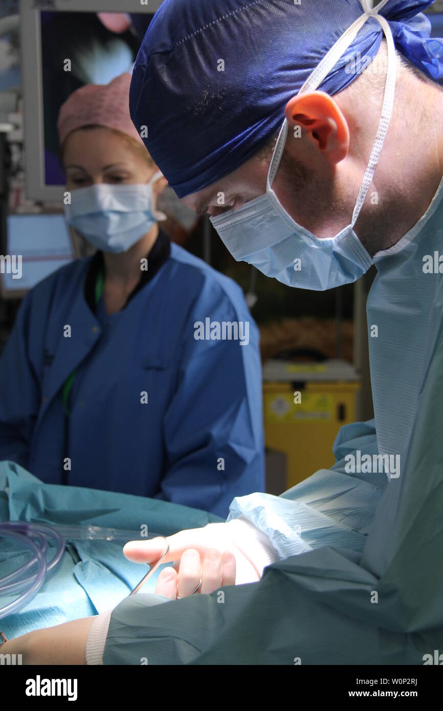 doctors and nurses preforming surgery Stock Photo - Alamy