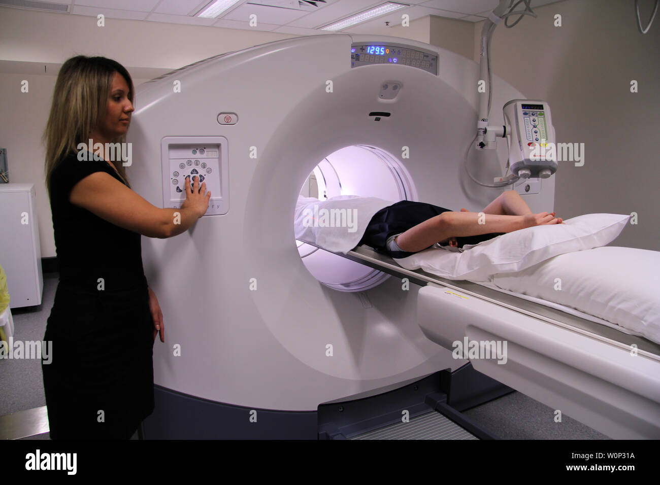patient getting an MRI Stock Photo - Alamy