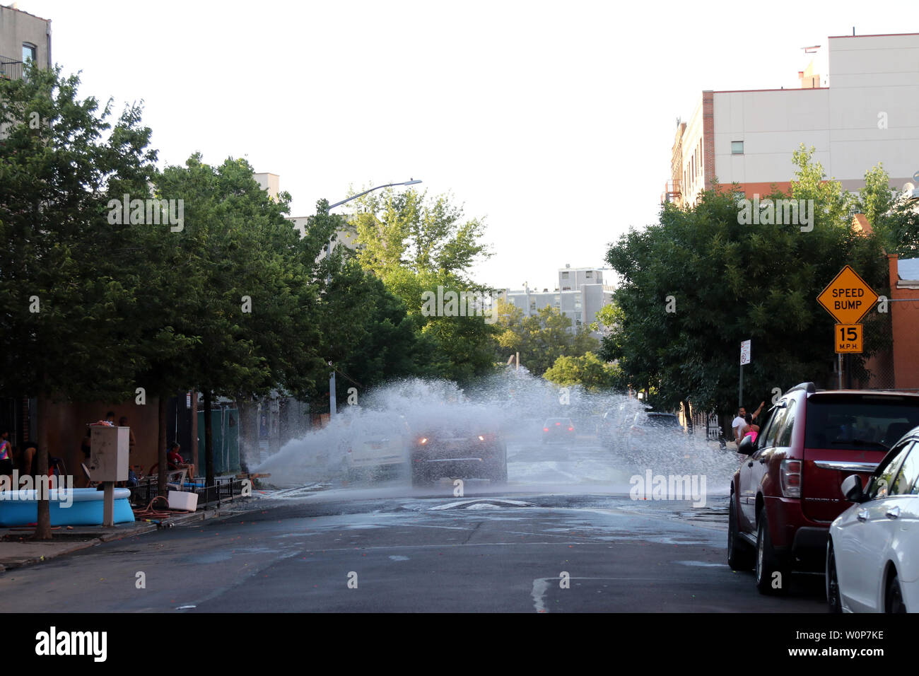 New york fire hydrant spray hi-res stock photography and images - Alamy