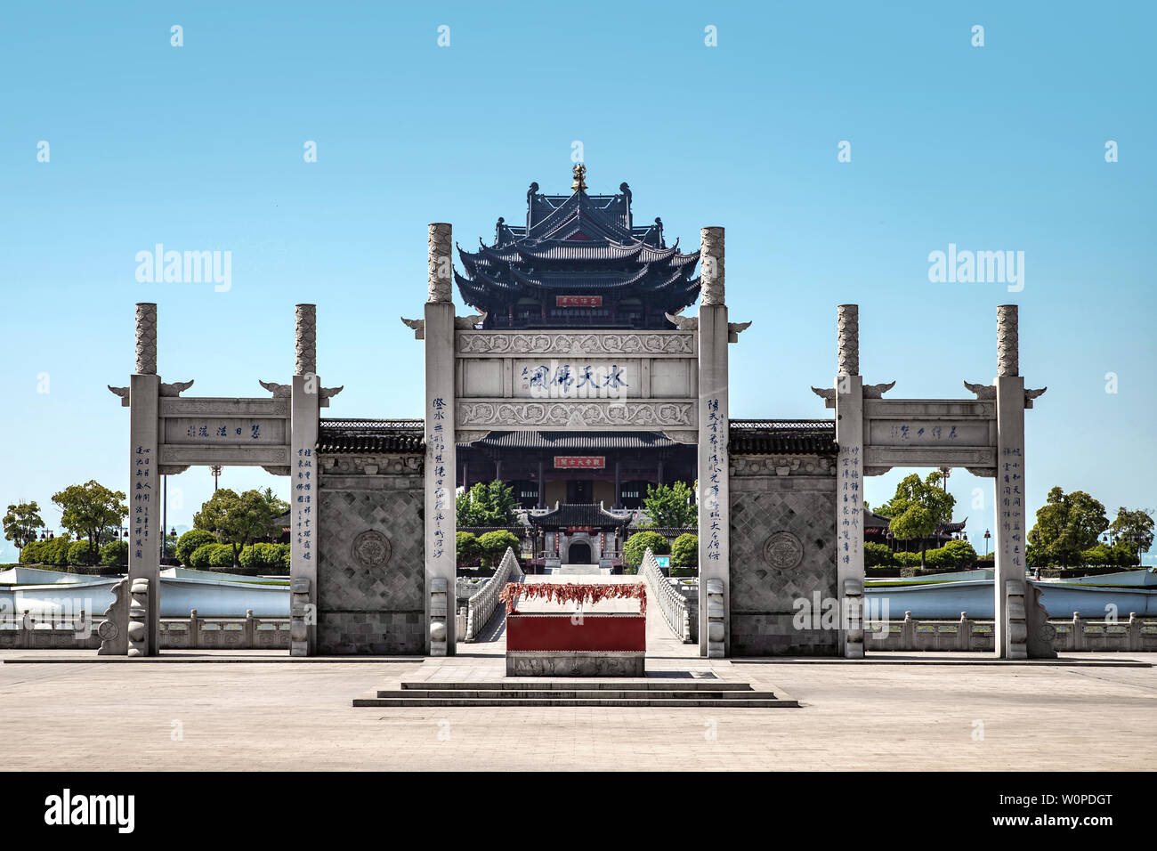 Suzhou Yangcheng Lake Zhongyuan Temple Scenic Area Stock Photo - Alamy