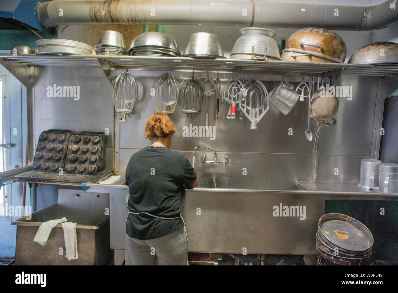Washing dishes restaurant hi-res stock photography and images - Alamy