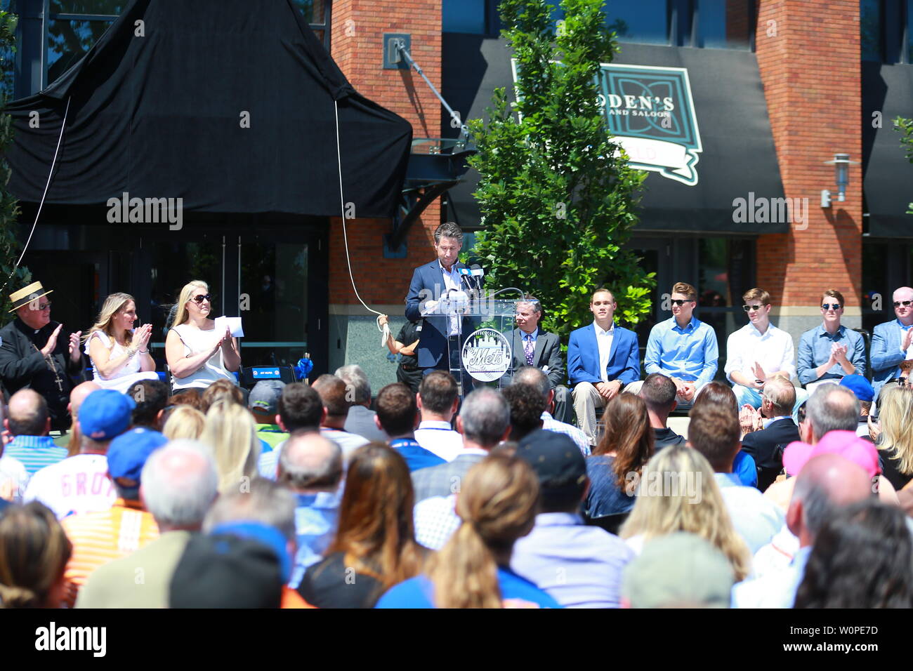 NEW YORK, NEW YORK - JUNE 27: A ceremony honoring Mets Hall of Famer ...