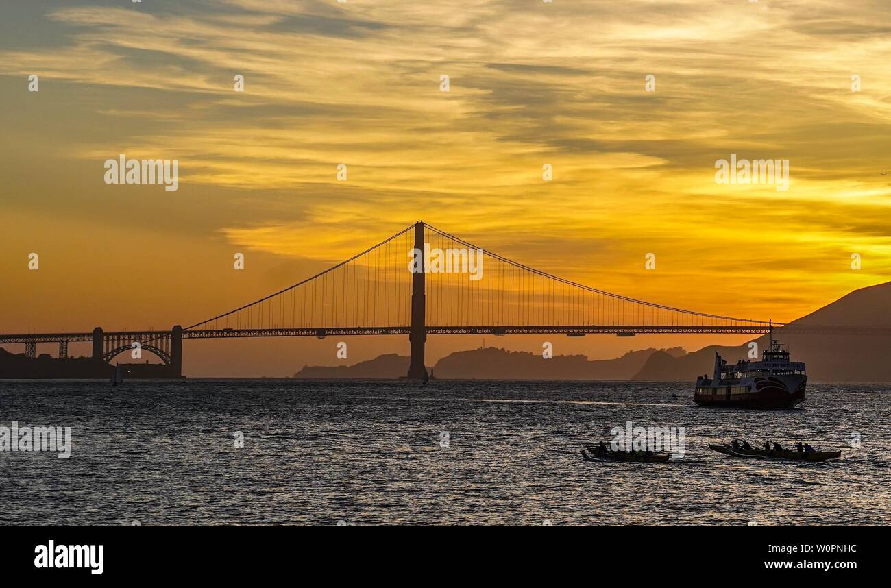 Sunset golden gate bridge san francisco hi-res stock photography and ...