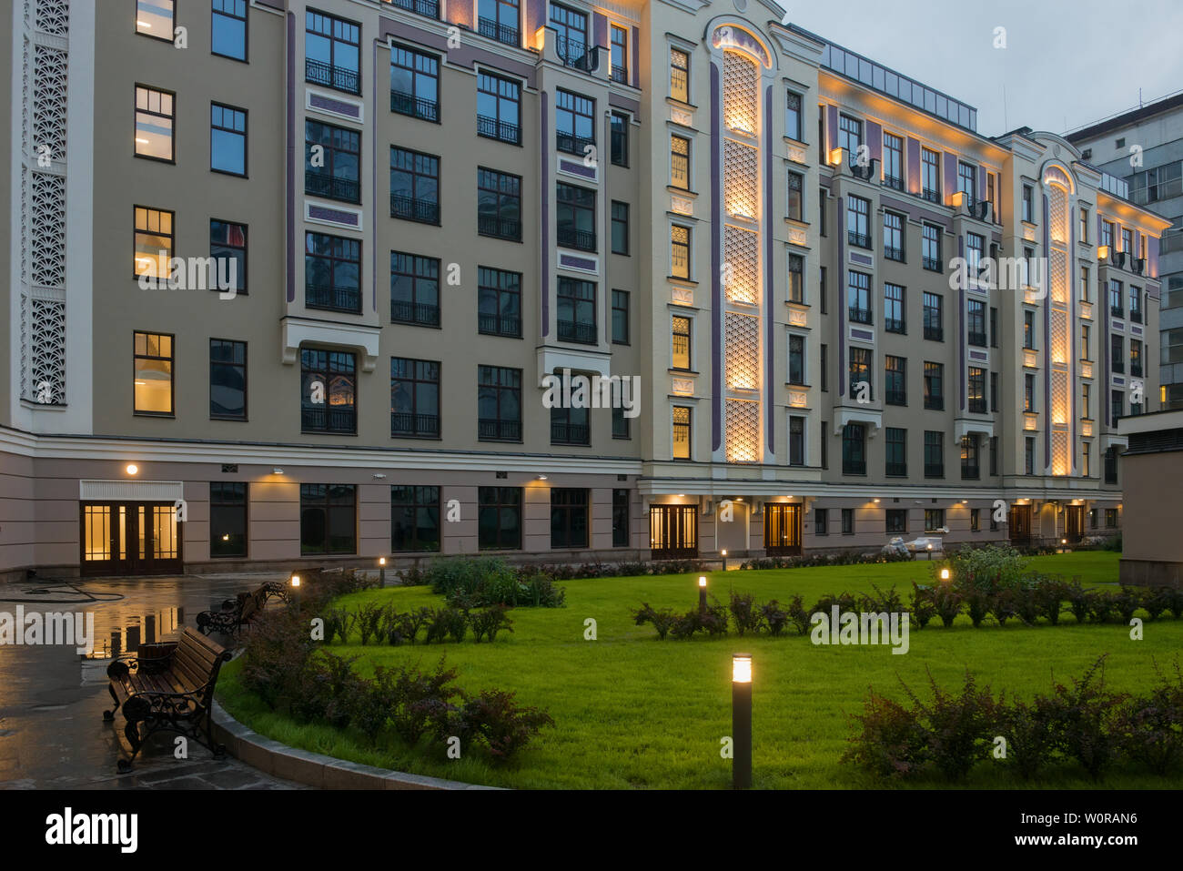 Community courtyard apartment architecture hi-res stock photography and ...