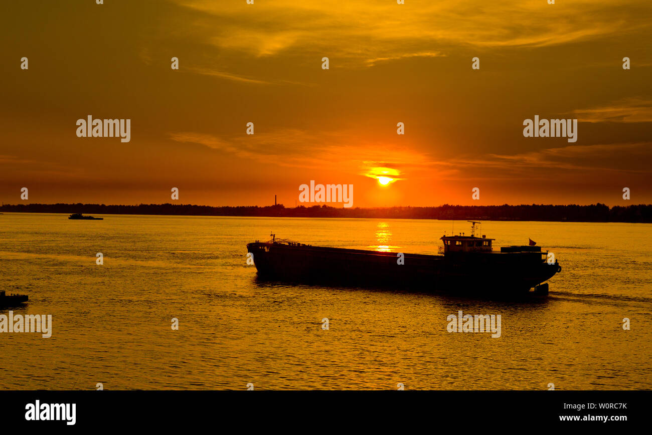 Beautiful sunset view of the Yangtze River in Jiujiang City Stock Photo ...