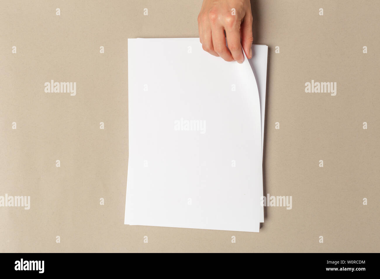 White a4 papers desk hi-res stock photography and images - Alamy