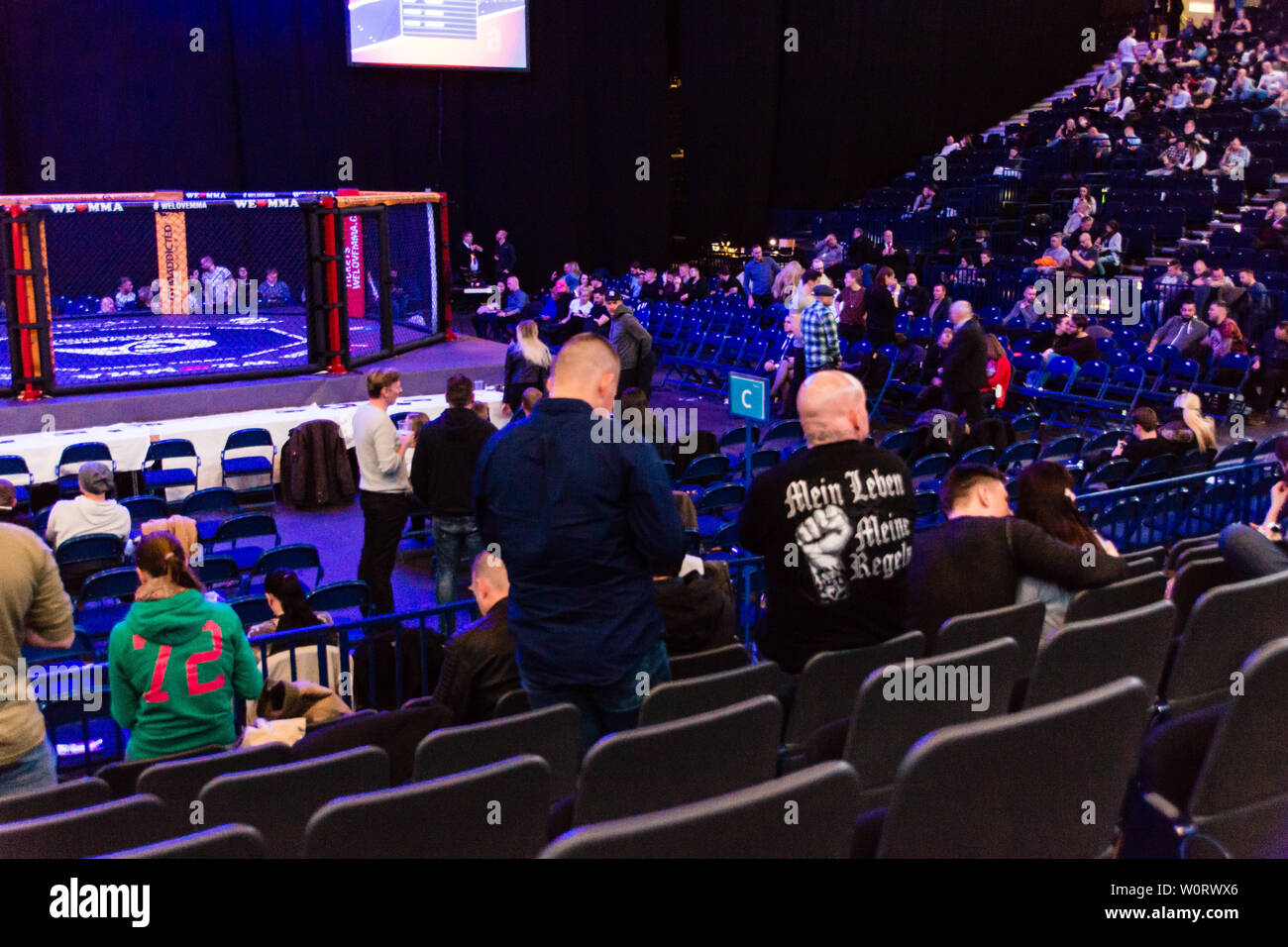 Boxing arena fans hi-res stock photography and images - Alamy
