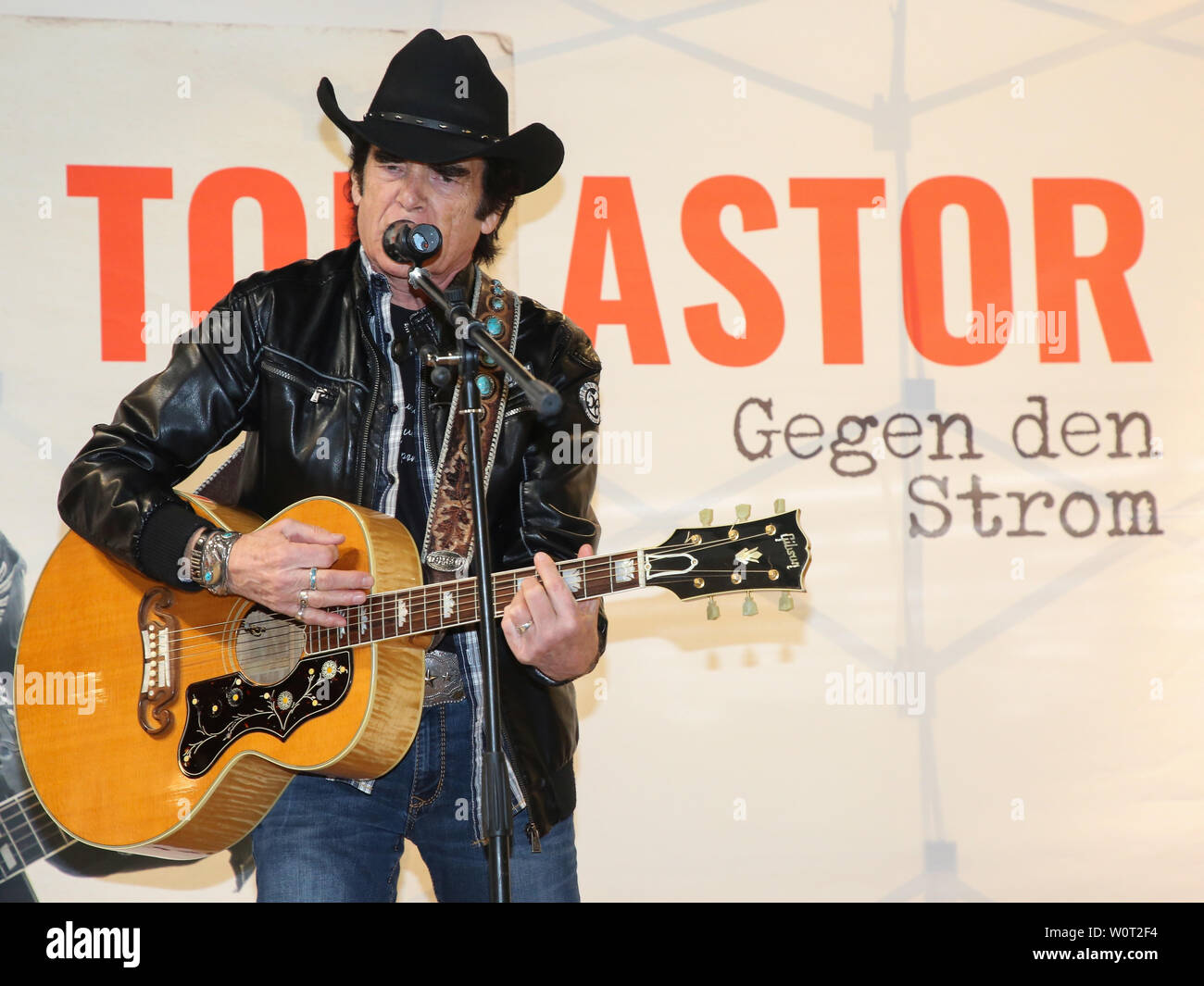 Tom Astor bei einem Live-Auftritt mit Autogrammstunde am 03.03.2018 in ...