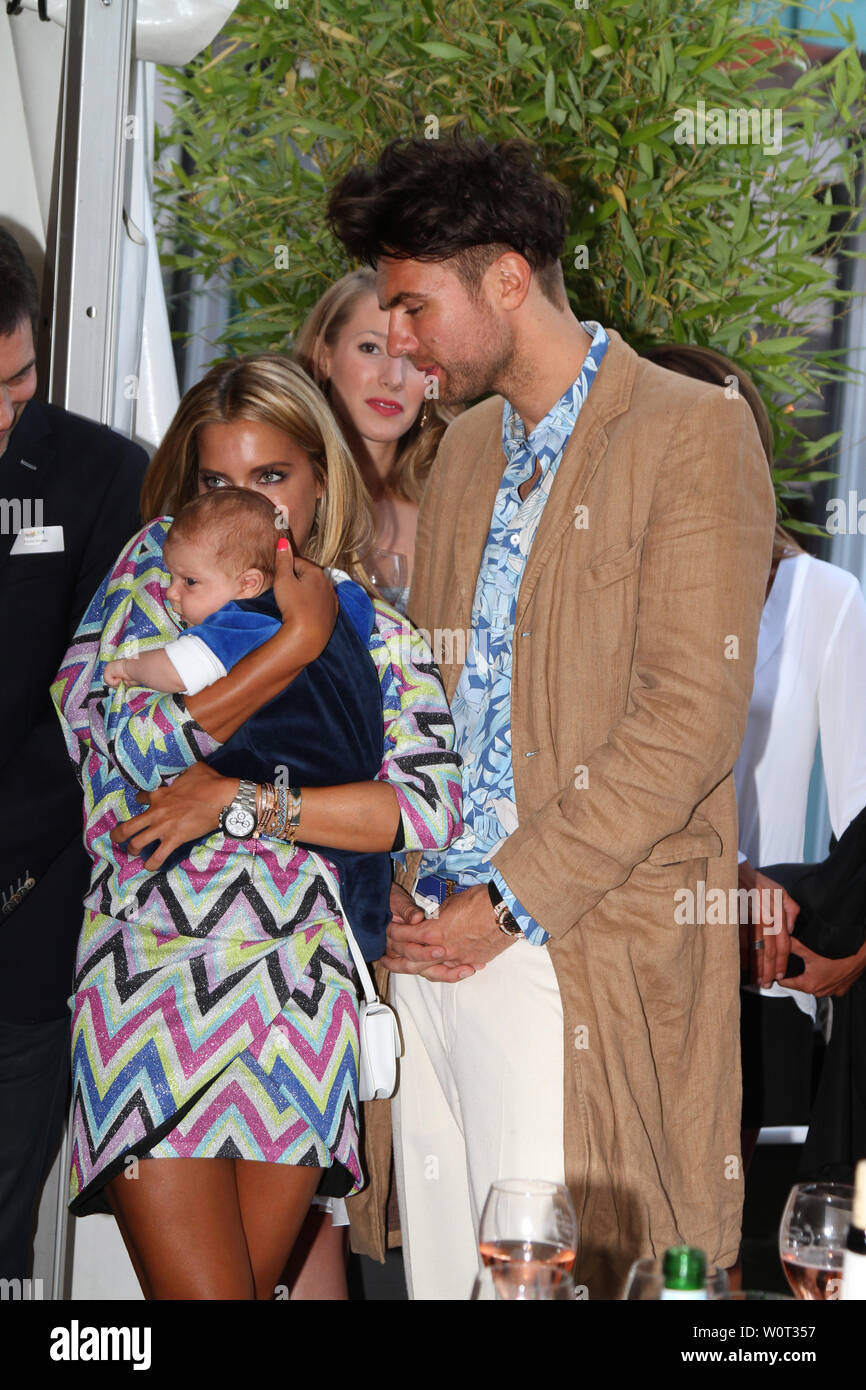 Sylvie Meis mit Baby Alexander Lucien Rienau und Andre Borchers beim ...