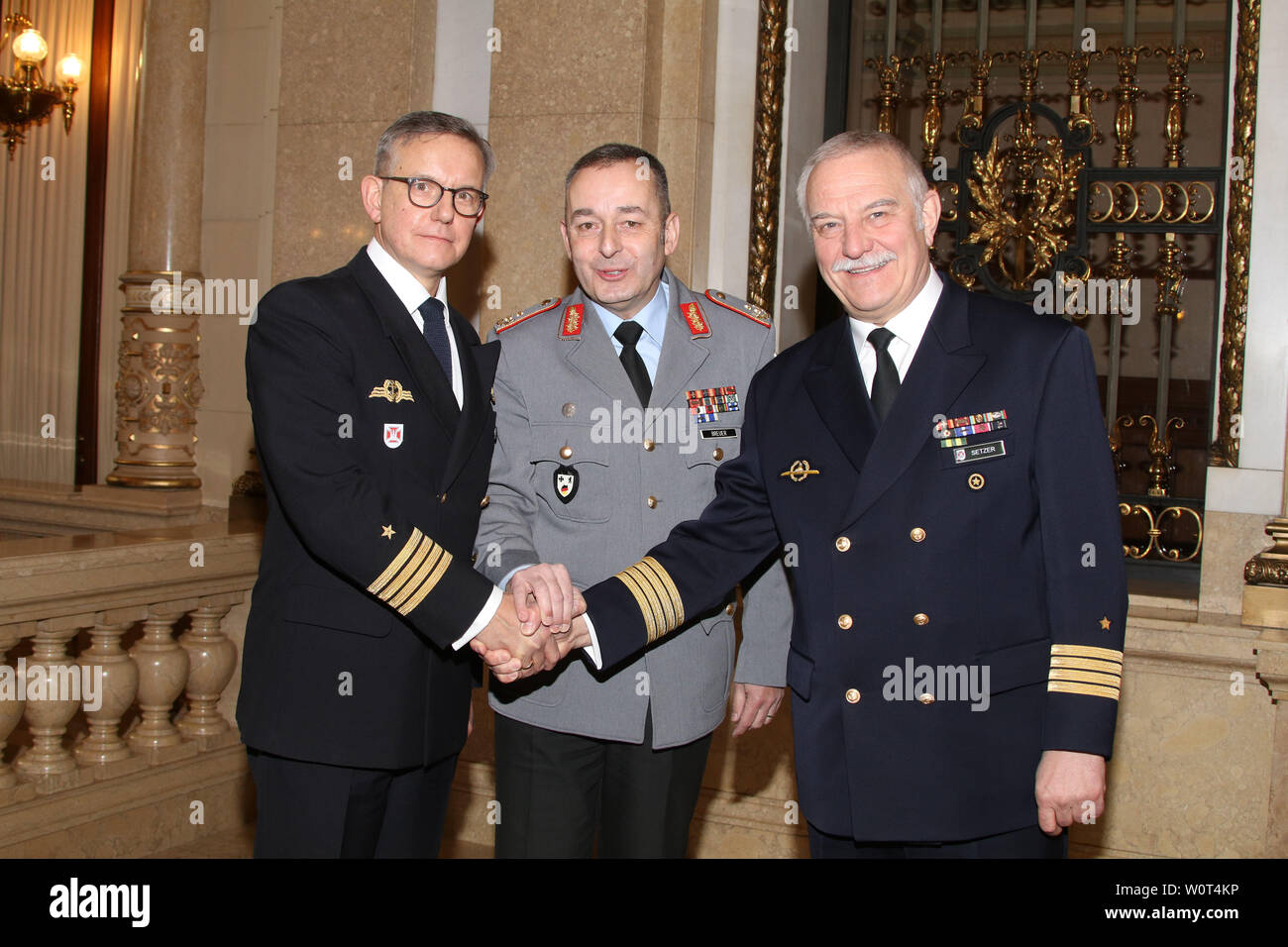 Kapitaen zur See Michael Giss, Generalmajor Carsten Breuer, Kapitaen ...