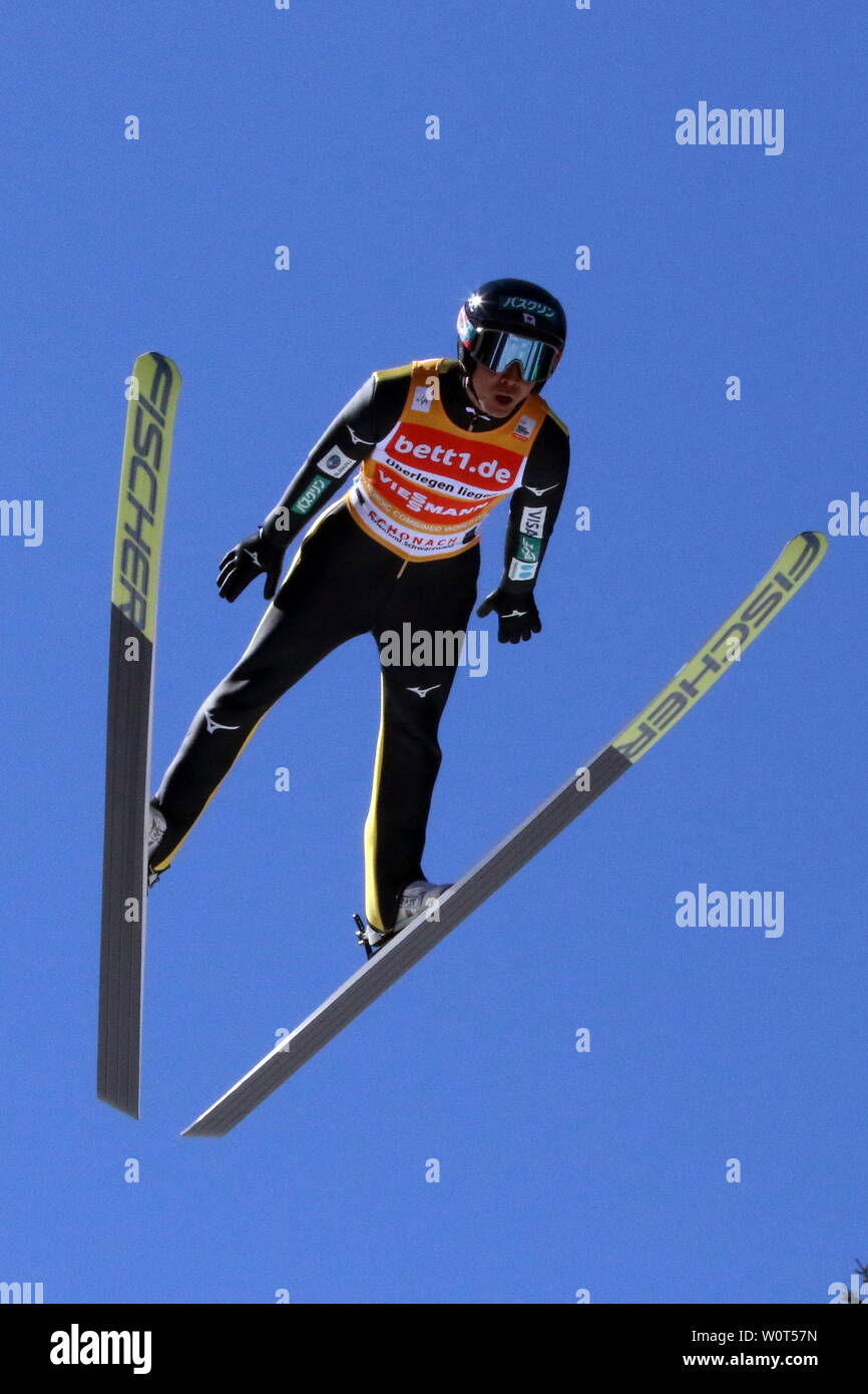 Akito Watabe (Japan) beim Weltcup Nordische Kombination ...