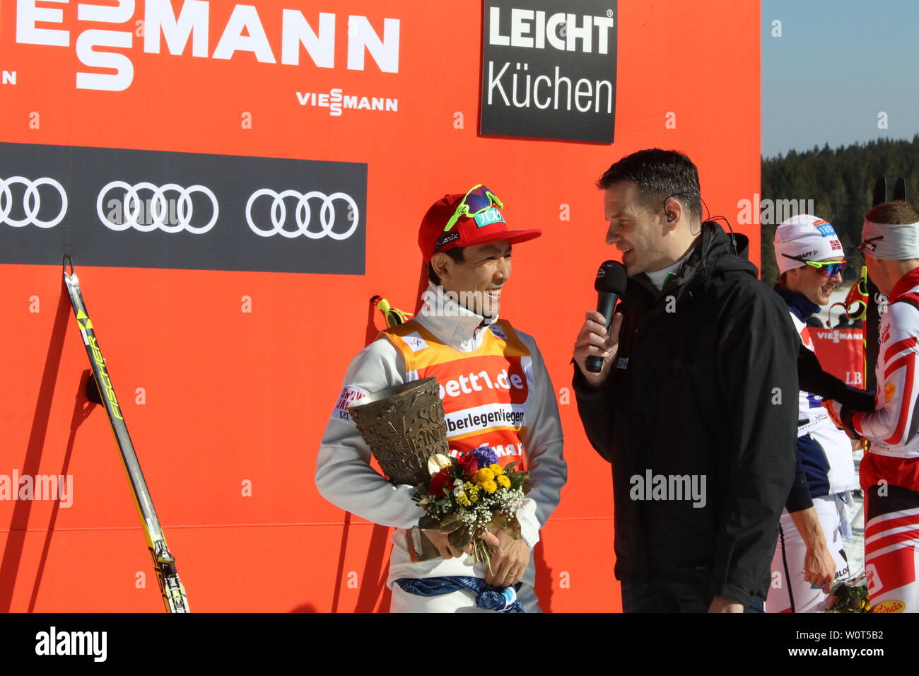 Akito Watabe (Japan) im Interview mit Moderator Jens Zimmermann beim ...