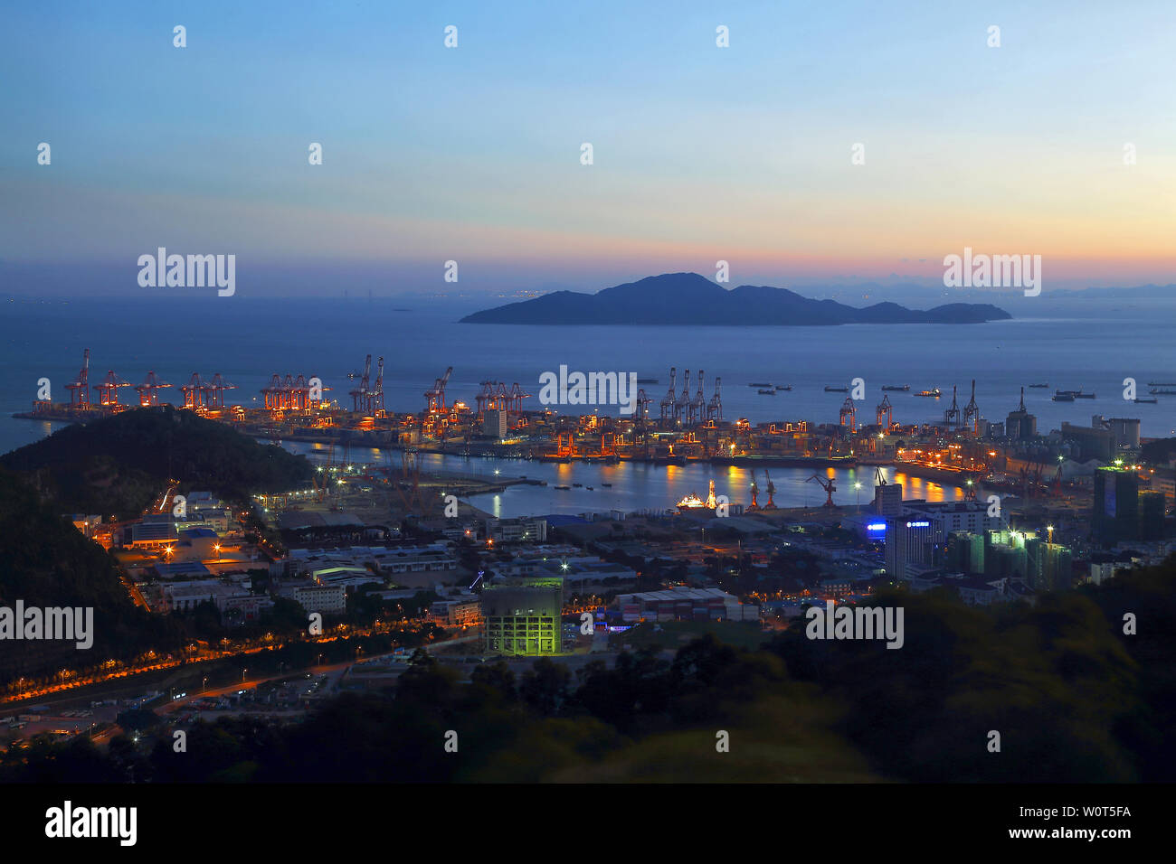 Shenzhen luo lake and futian central district hi-res stock photography ...