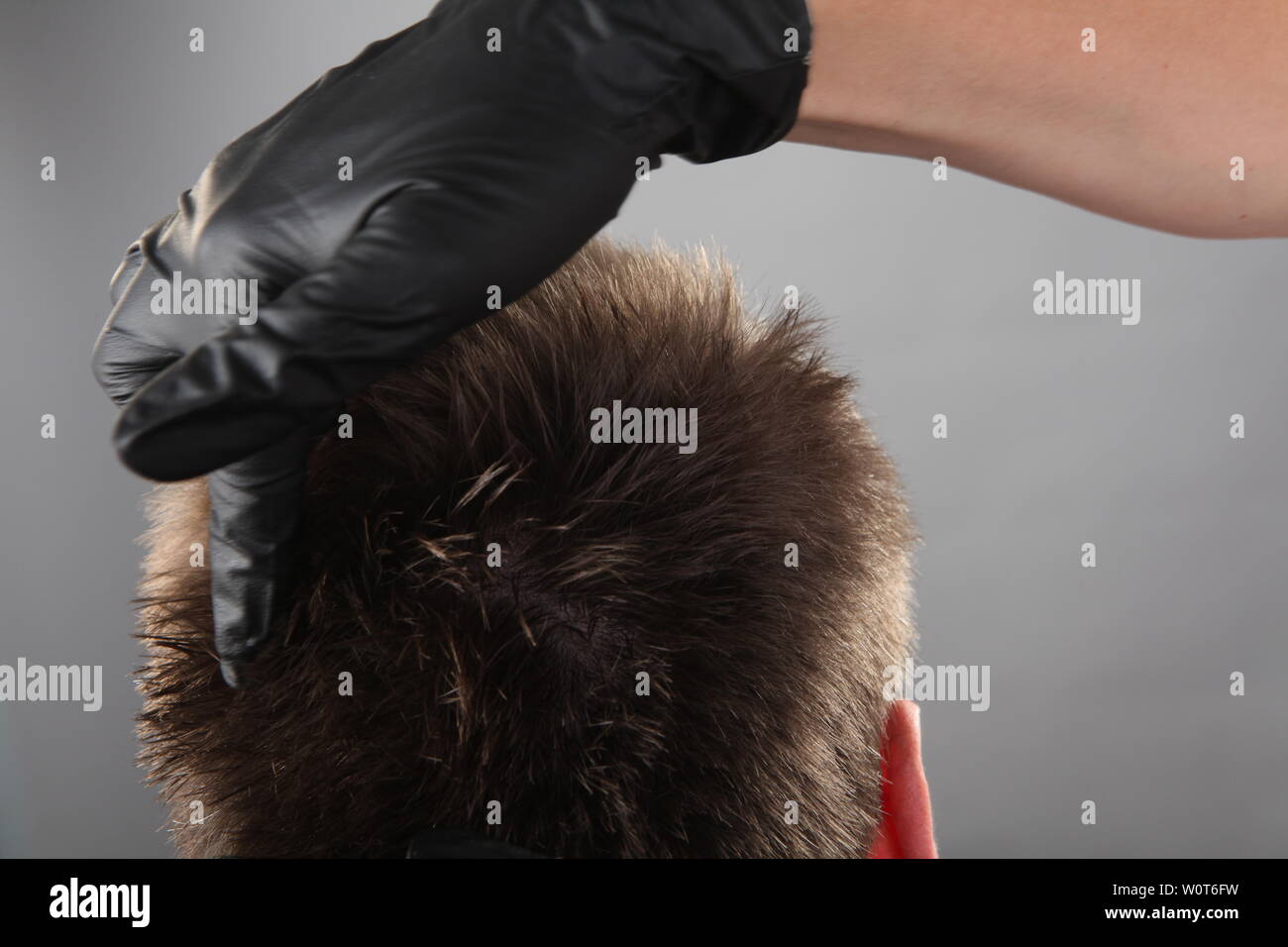 Barber fingers hi-res stock photography and images - Alamy